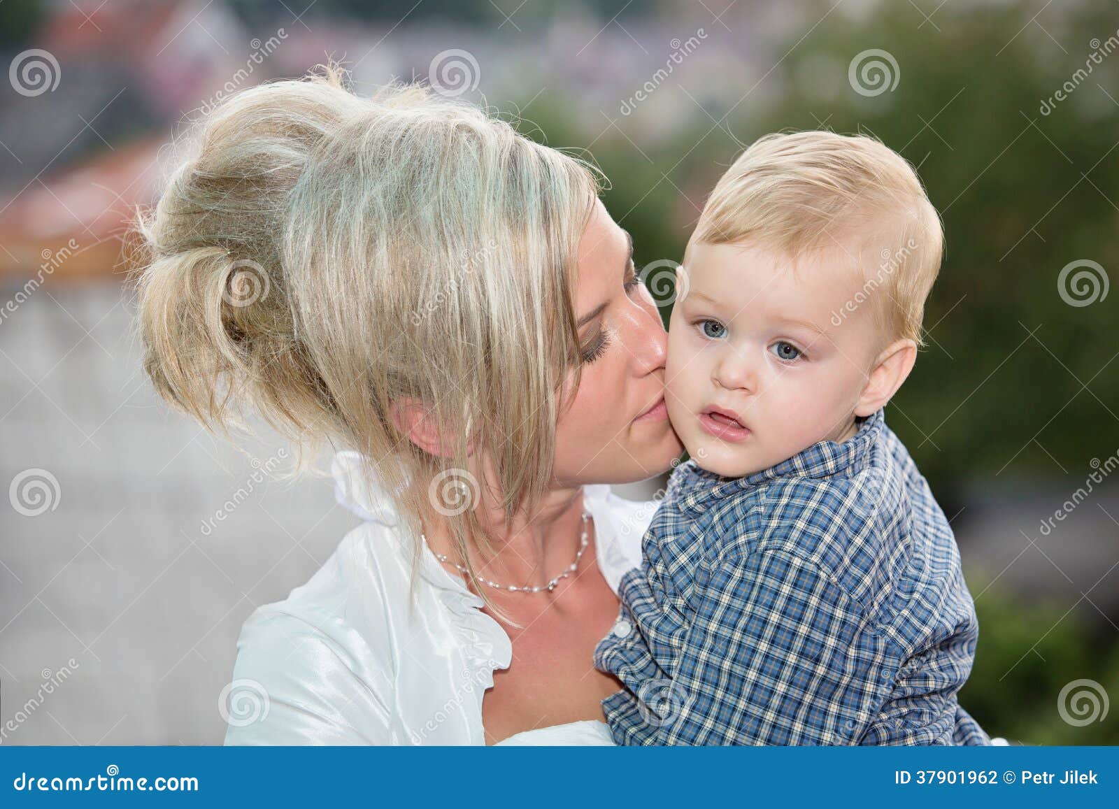 Moeder en zoon stock foto. Image of kinderjaren, gelukkig - 37901962