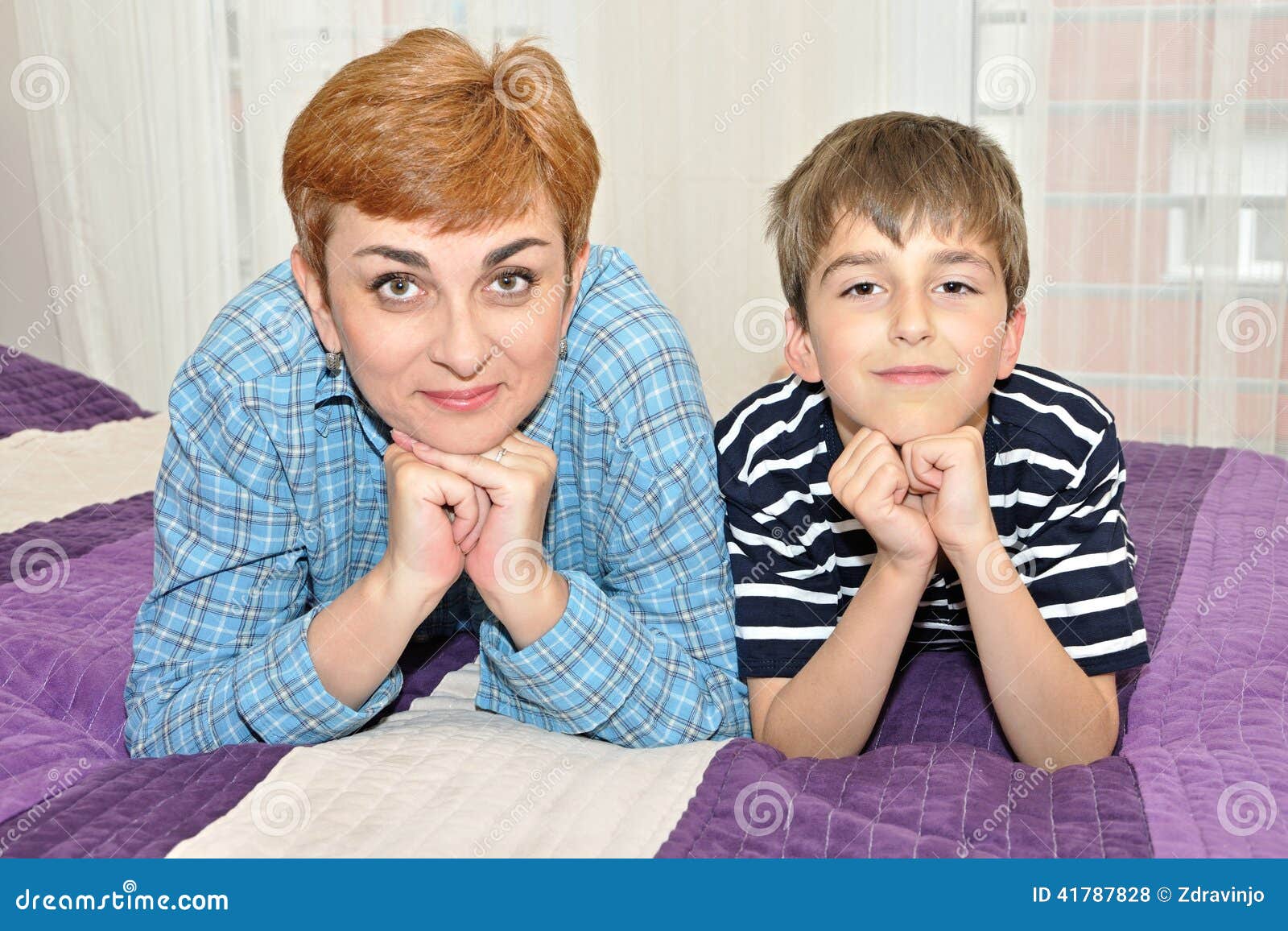 Moeder en zoon in bed stock foto. Image of paar, ouder - 41787828