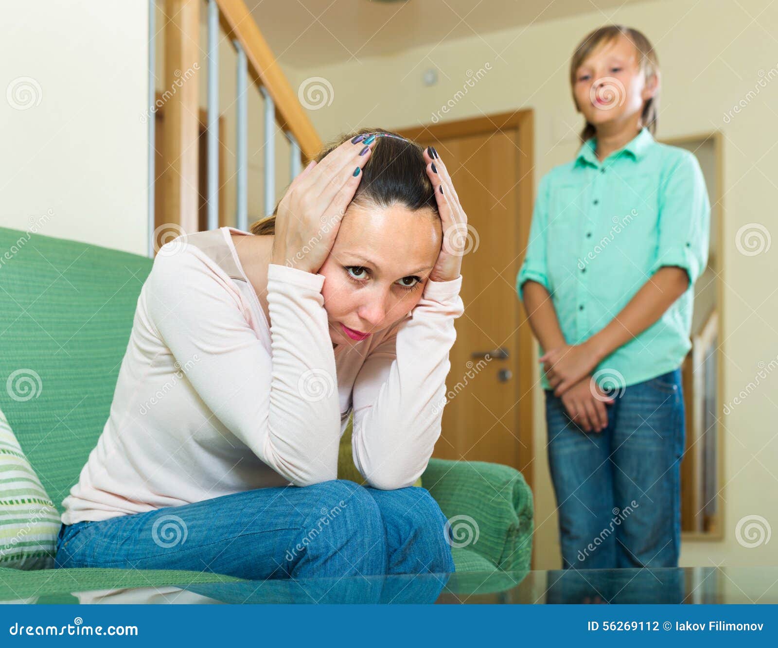 Moeder en zoon na ruzie stock foto. Image of huilen, berisp - 56269112