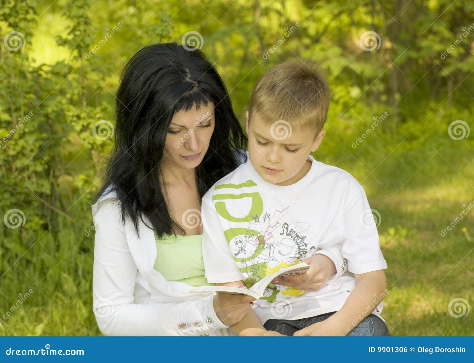 Moeder-kind Dat Een Boek Leest Stock Foto - Image of kind, boek: 9901306