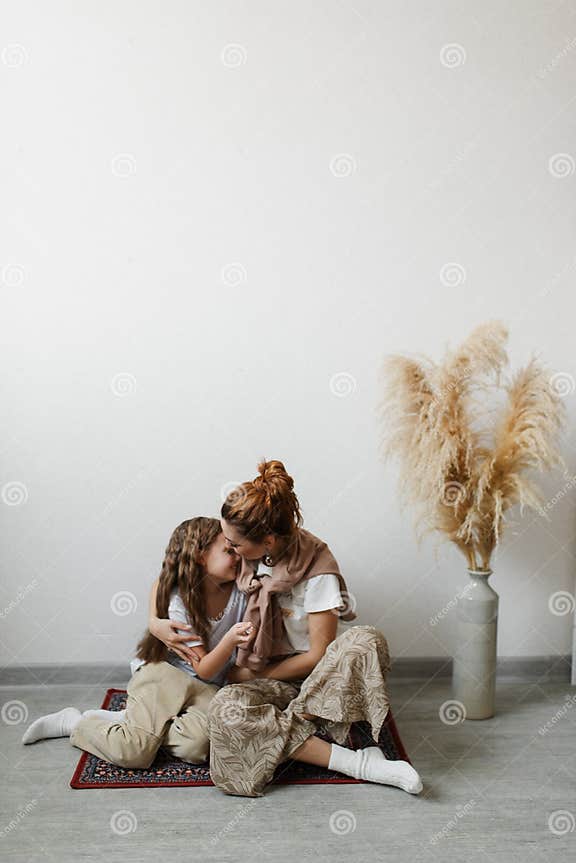 Moeder Knuffelt Haar Dochter Thuis Op De Vloer Naast De Muur Stock Foto ... Moeder Knuffelt Haar Dochter Thuis Op De Vloer Naast De Muur Stock Foto ...