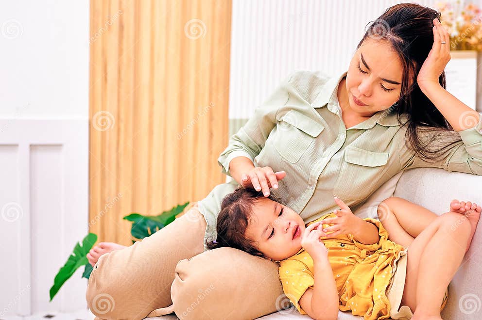 Moeder Maakt Zich Zorgen Over Haar Kleine Dochter Nadat Ze Ondeugend ... Moeder Maakt Zich Zorgen Over Haar Kleine Dochter Nadat Ze Ondeugend ...