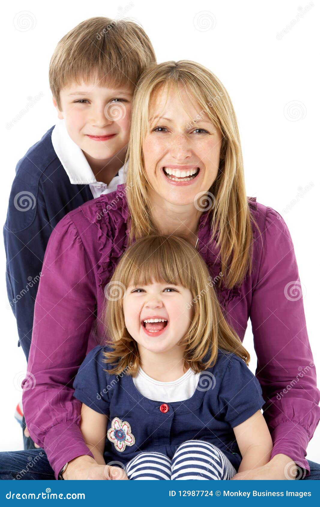 Moeder Met 2 Jonge Kinderen in Studio Stock Foto - Image of achtergrond ...