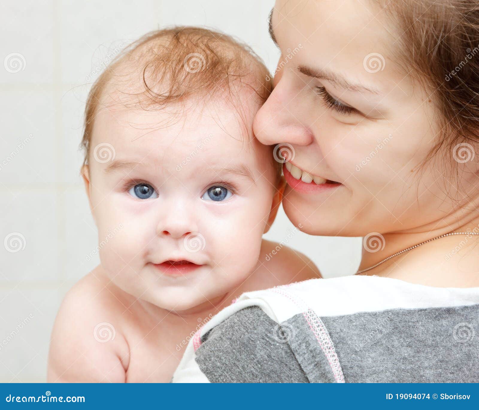 Moeder met baby stock foto. Image of mooi, pasgeboren - 19094074