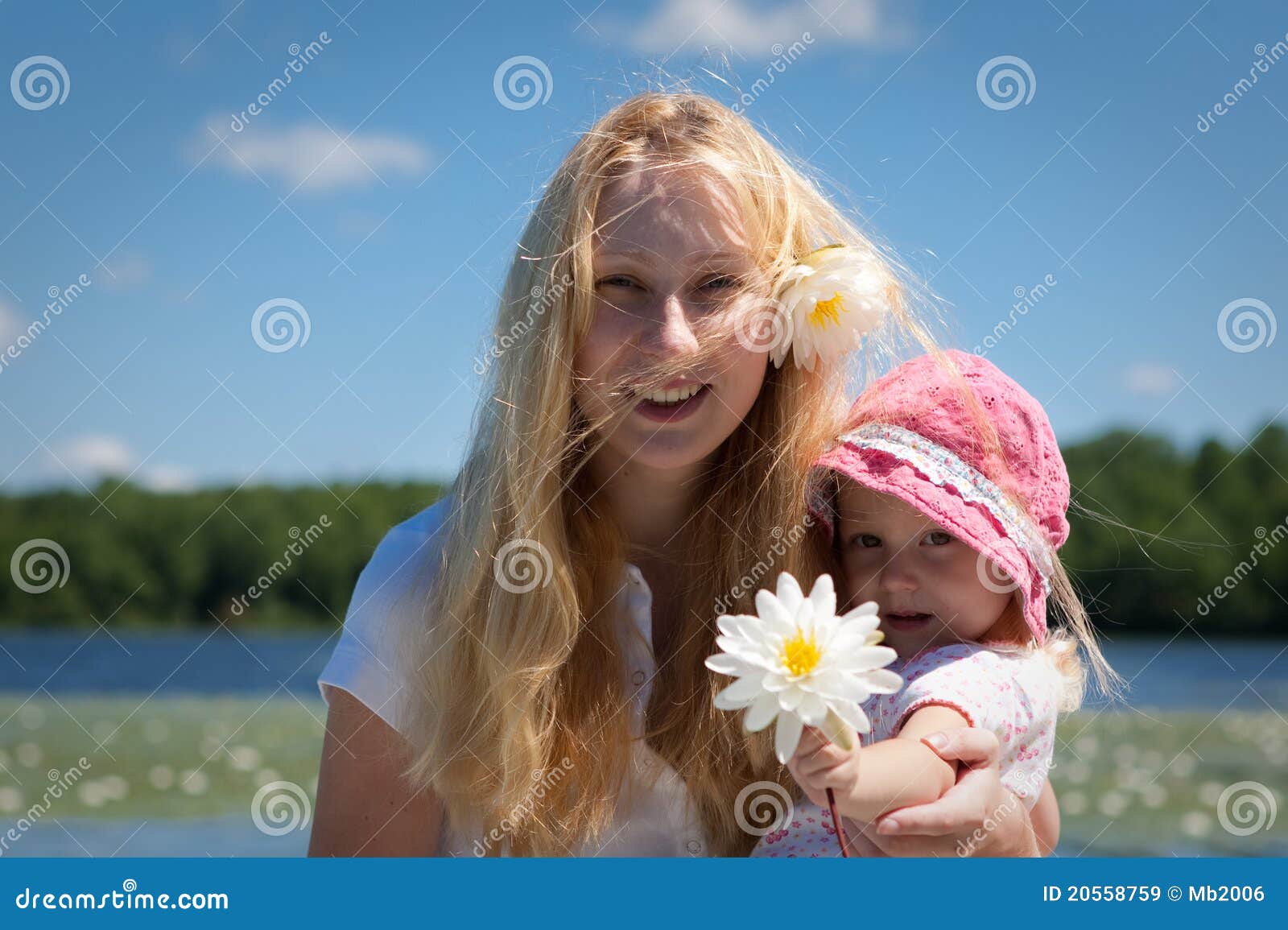 Moeder met baby stock afbeelding. Image of familie, zomer - 20558759