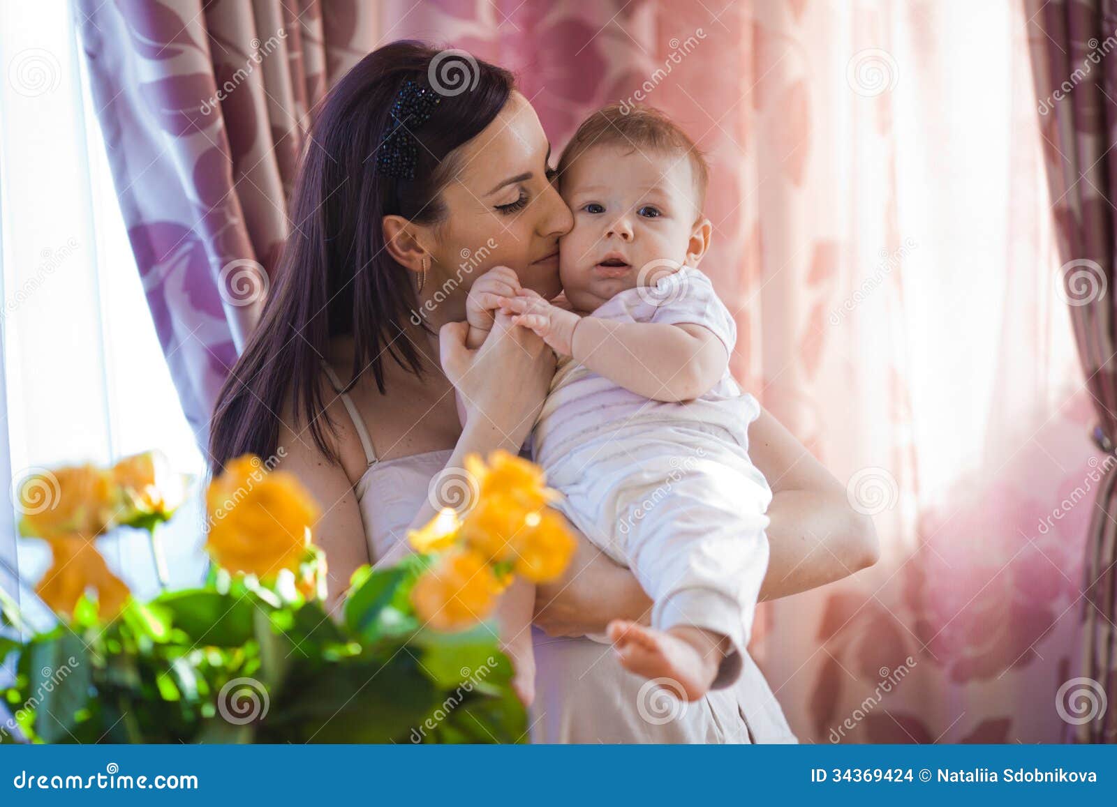 Moeder met baby stock foto. Image of jongen, moederschap - 34369424