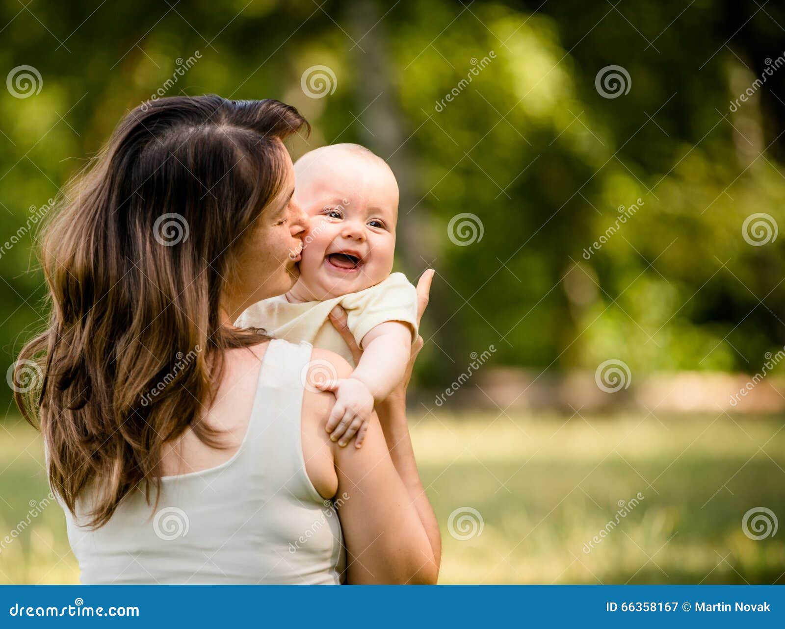 Moeder met baby stock afbeelding. Image of rijp, ouder - 66358167