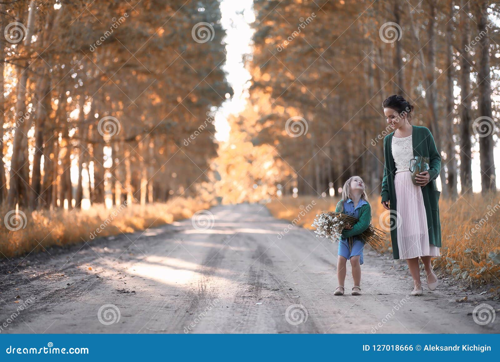 Moeder Met Dochter Het Lopen Op Een Weg Stock Foto - Image of ouder ...