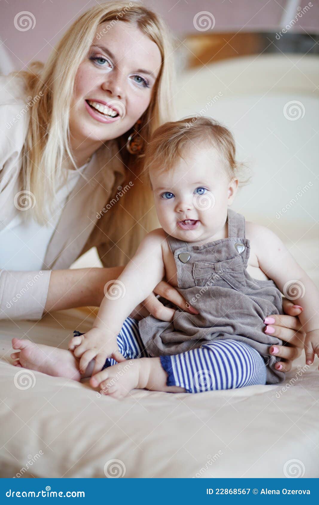 Moeder met haar baby stock afbeelding. Image of moeder - 22868567