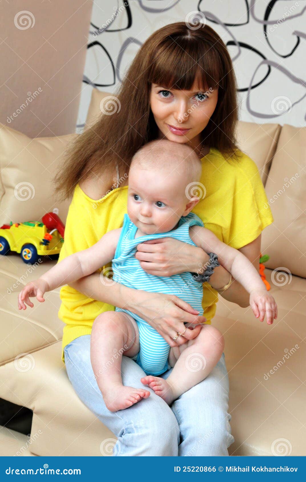 Moeder met zoon stock foto. Image of persoon, nakomelingen - 25220866