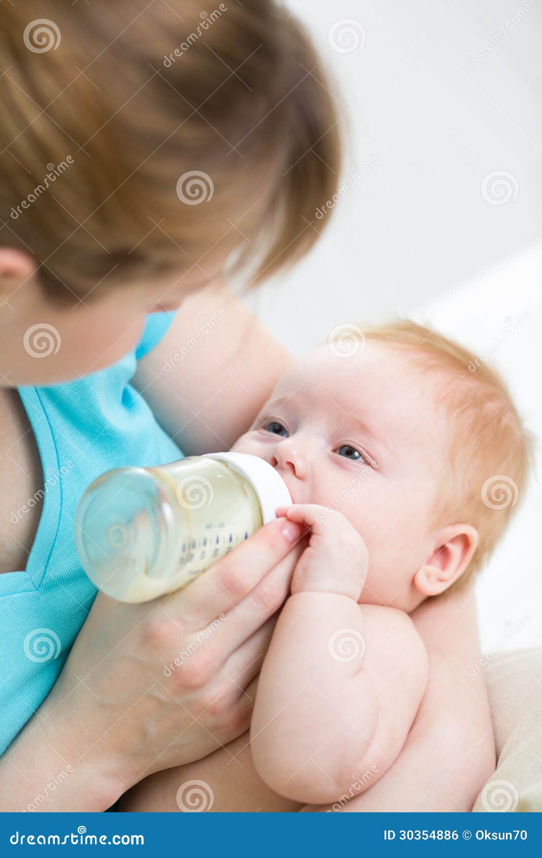 Moeder Voedende Baby Van Fles Stock Foto - Image of charmant, jongen ...