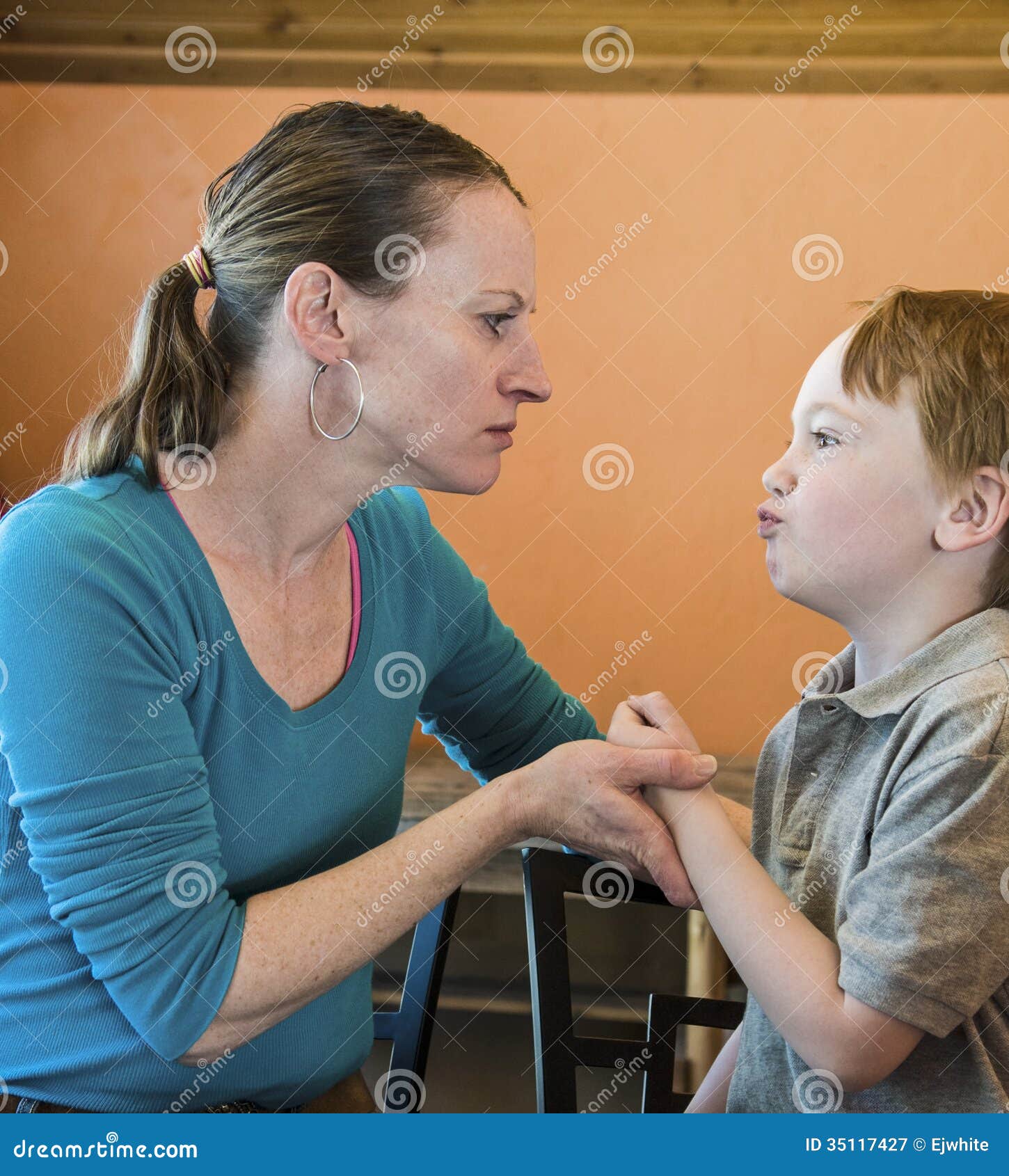 Moeder-zoon afstand houden stock afbeelding. Image of zoon - 35117427