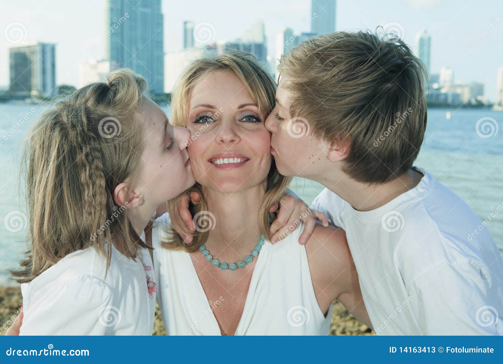 Moeder, Zoon en Dochter stock afbeelding. Image of levensstijl - 14163413