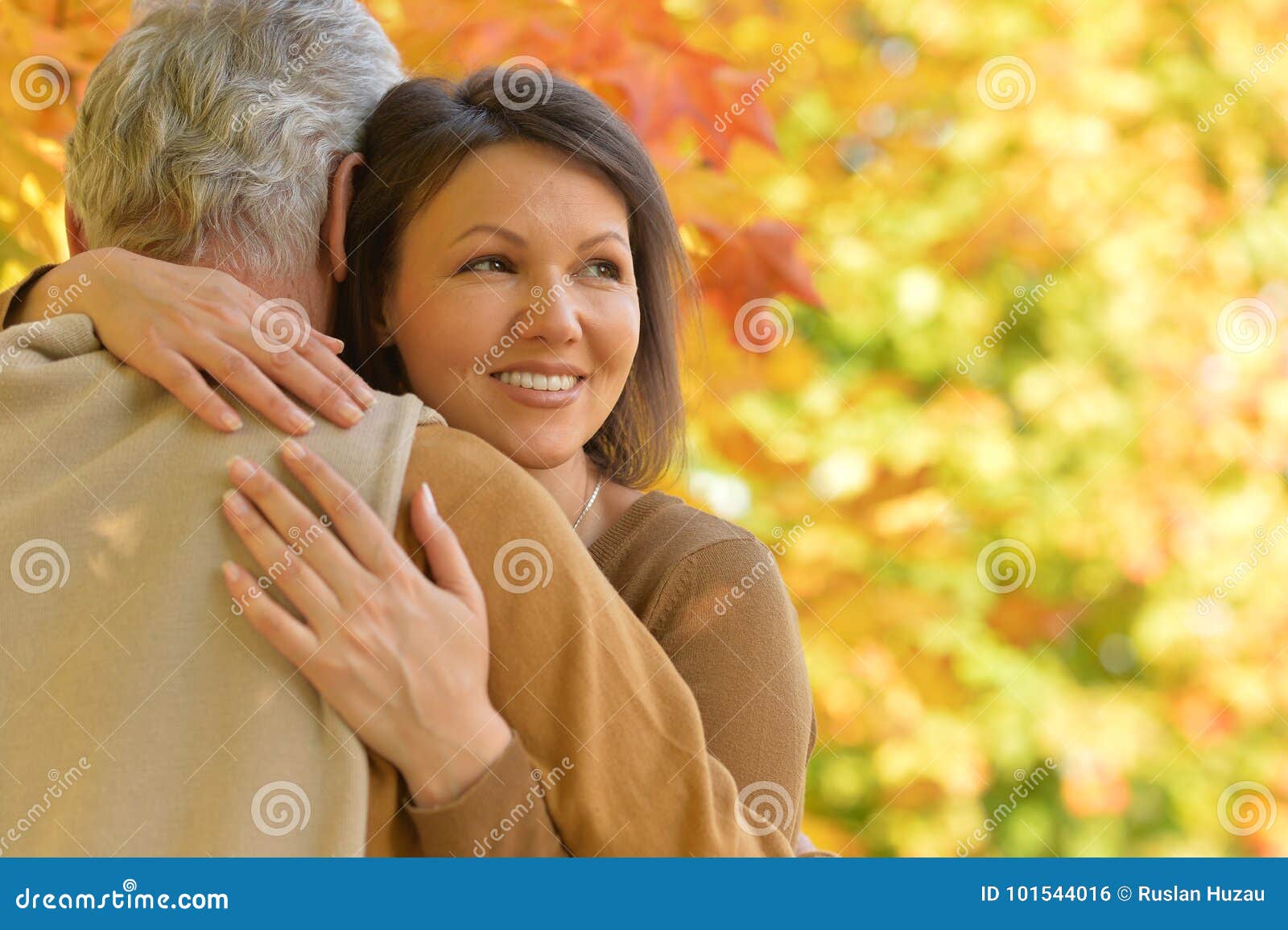 Mogen Kvinna Som Kramar Fadern Arkivfoto - Bild av moder, gulligt ...