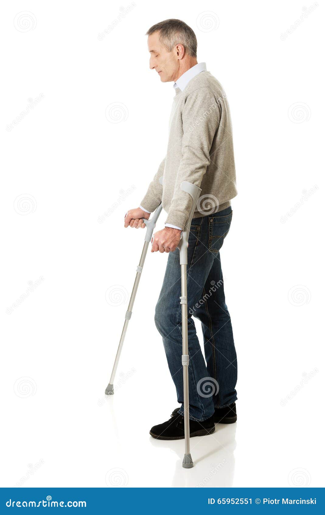 Mogen man med kryckor fotografering för bildbyråer. Bild av ...