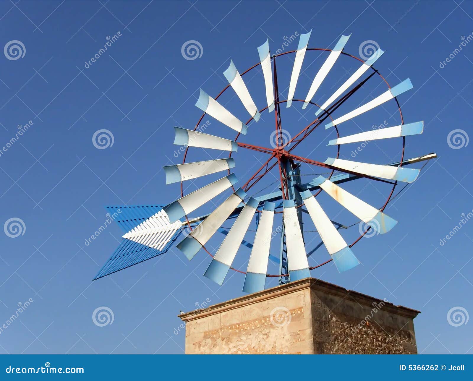 Moinho de vento azul 4 foto de stock. Imagem de vento - 5366262