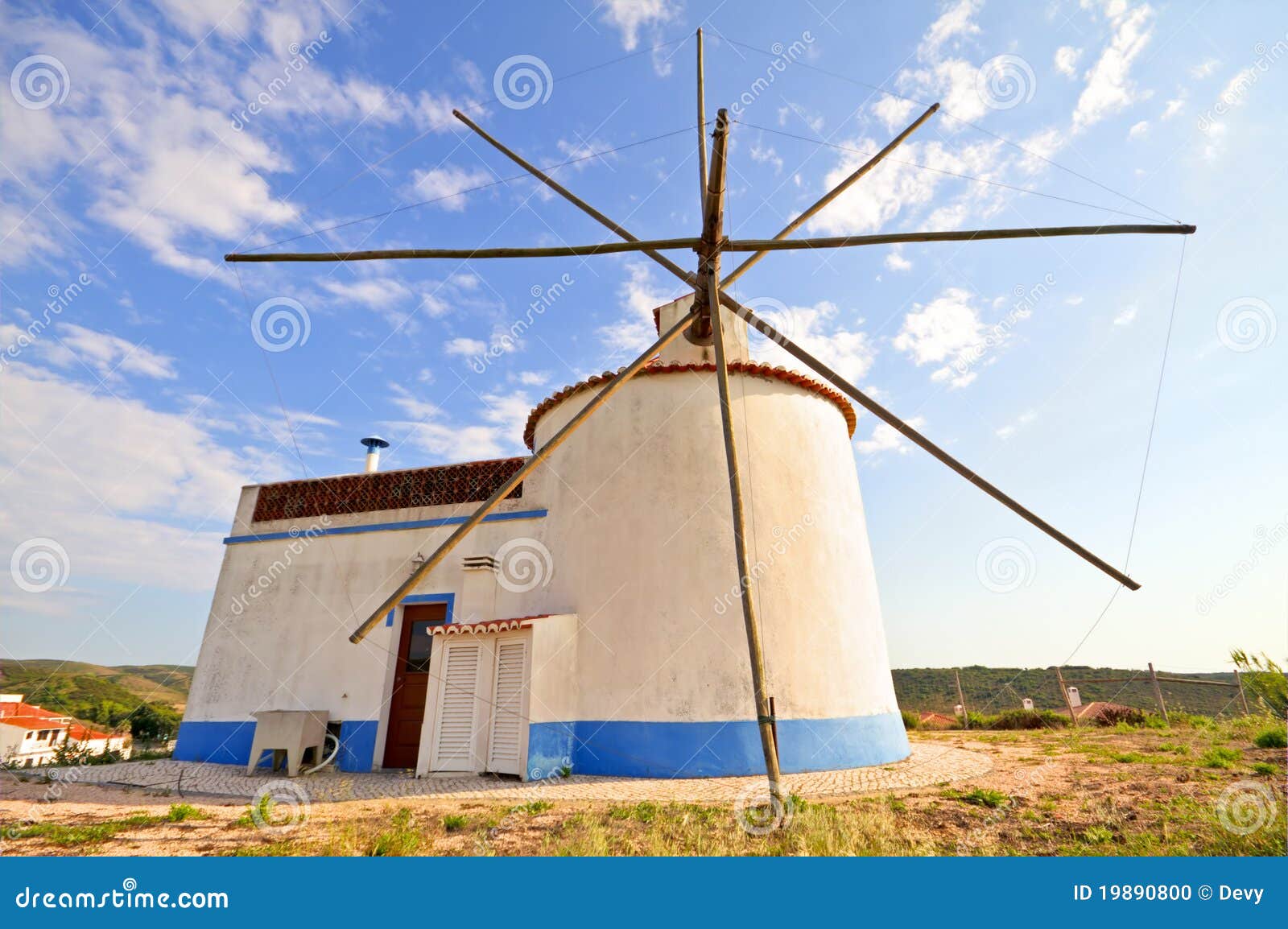 Moinho De Vento De Traditonal Em Portugal Foto de Stock - Imagem de ...