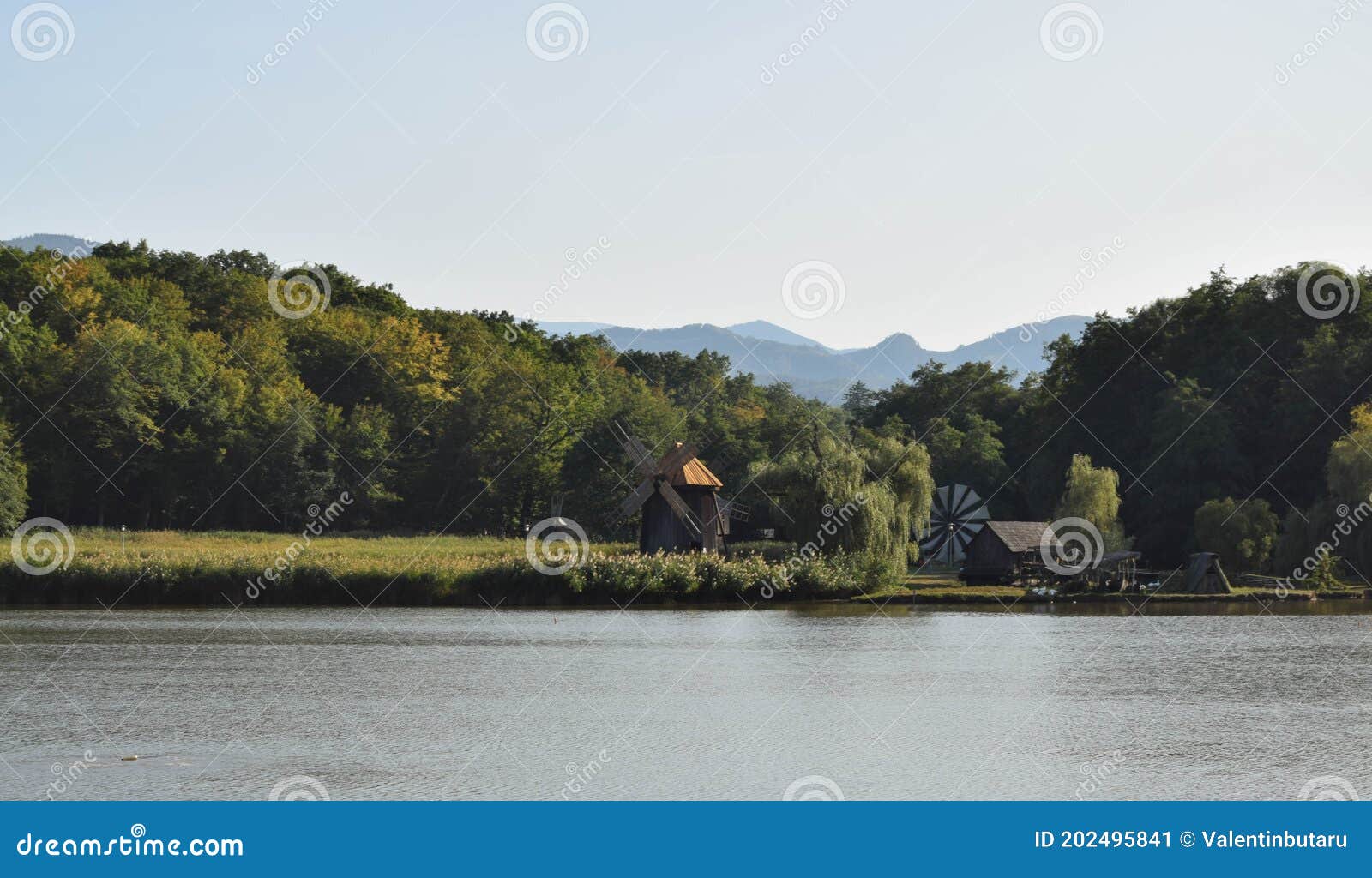 Moinho Romano Tradicional Pelo Lago. Tiro Na Parte Rural Imagem de ...