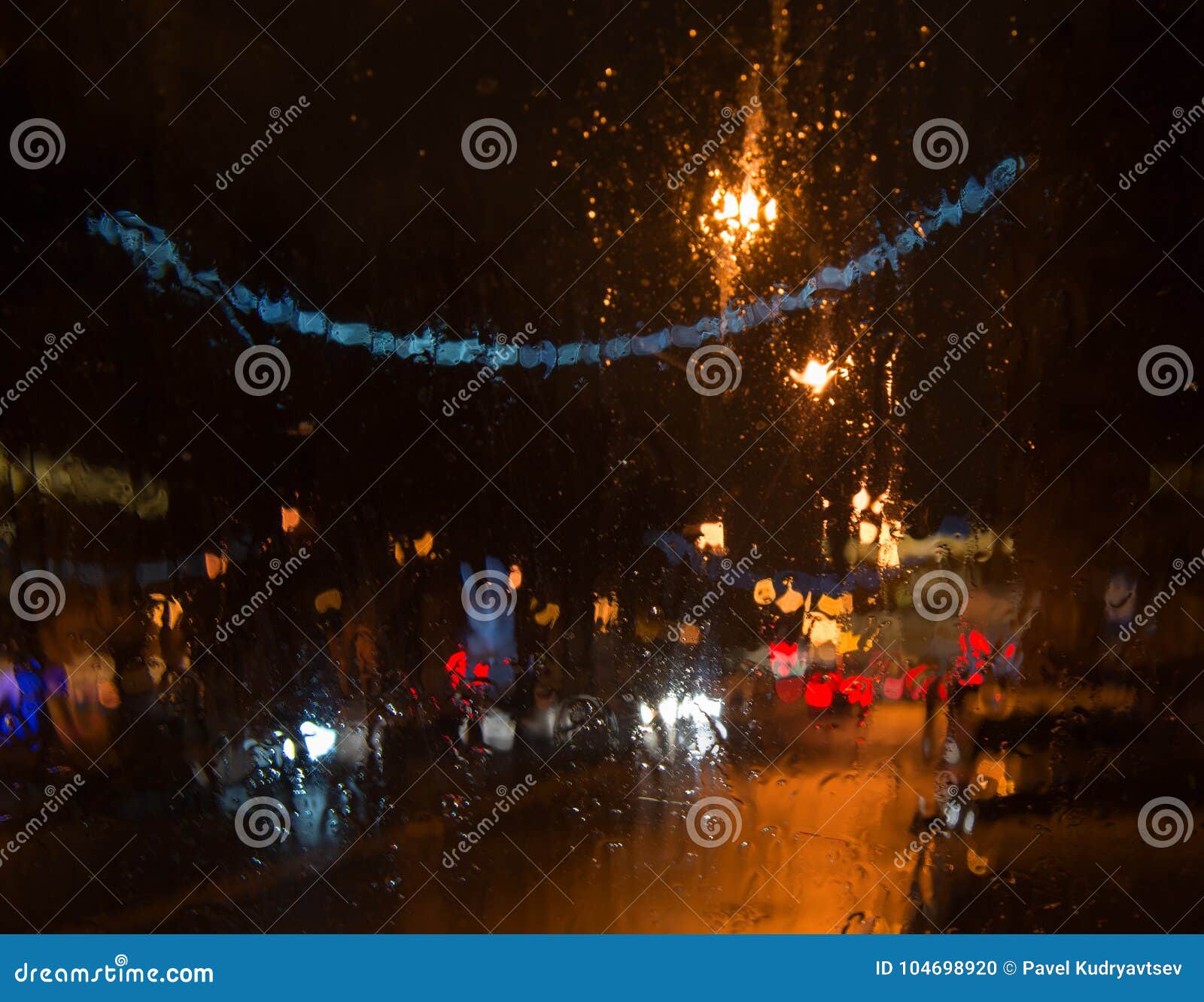 Moje La Ventanilla Del Coche Con El Fondo De Las Luces De La Ciudad ...