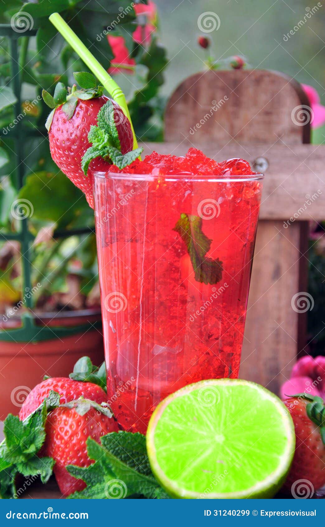Mojito Della Fragola Del Cocktail Immagine Stock - Immagine di cubano ...