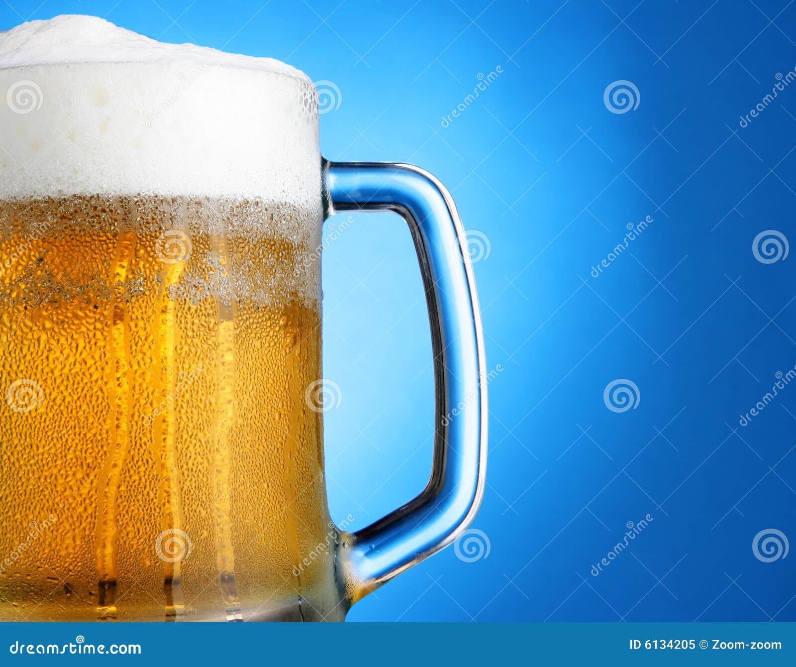 Mok bier over blauw stock afbeelding. Image of alcohol - 6134205