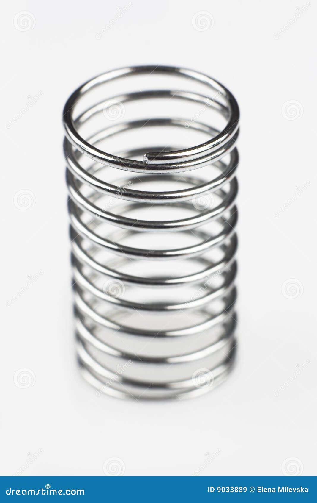 Mola do metal imagem de stock. Imagem de isolado, macro - 9033889