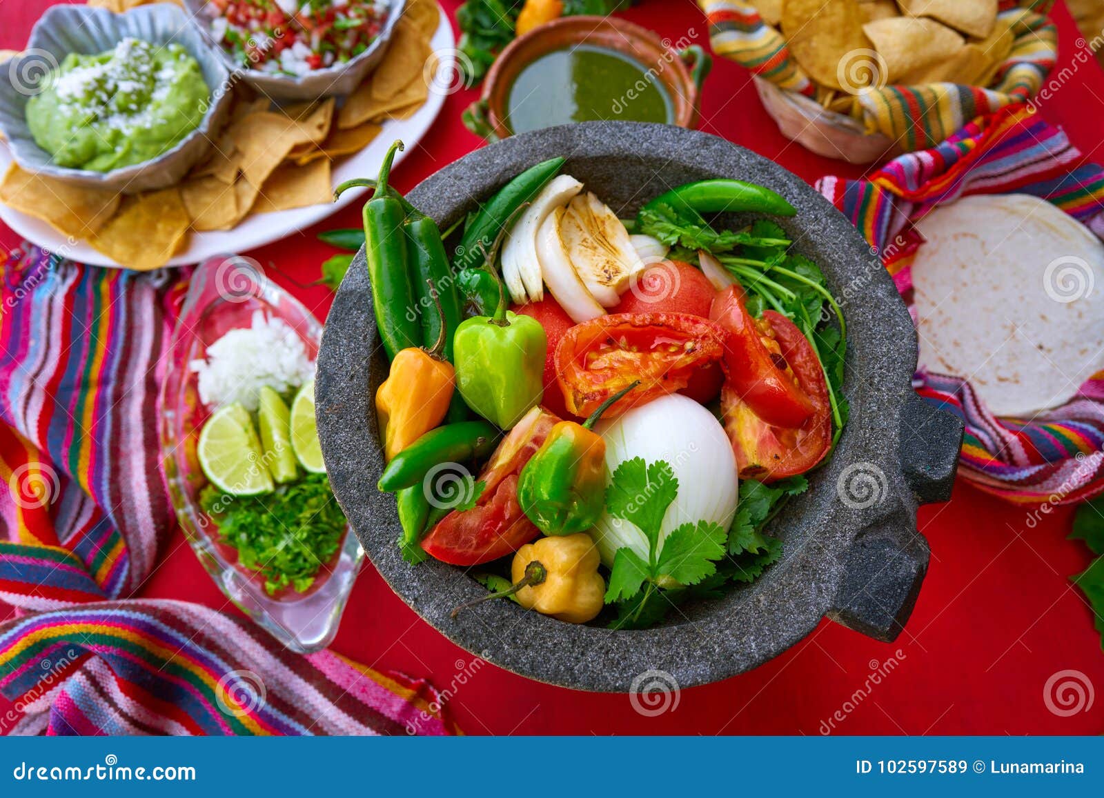 Molcajete Para La Salsa De Chile Del Ranchera Del Chile Imagen de ...