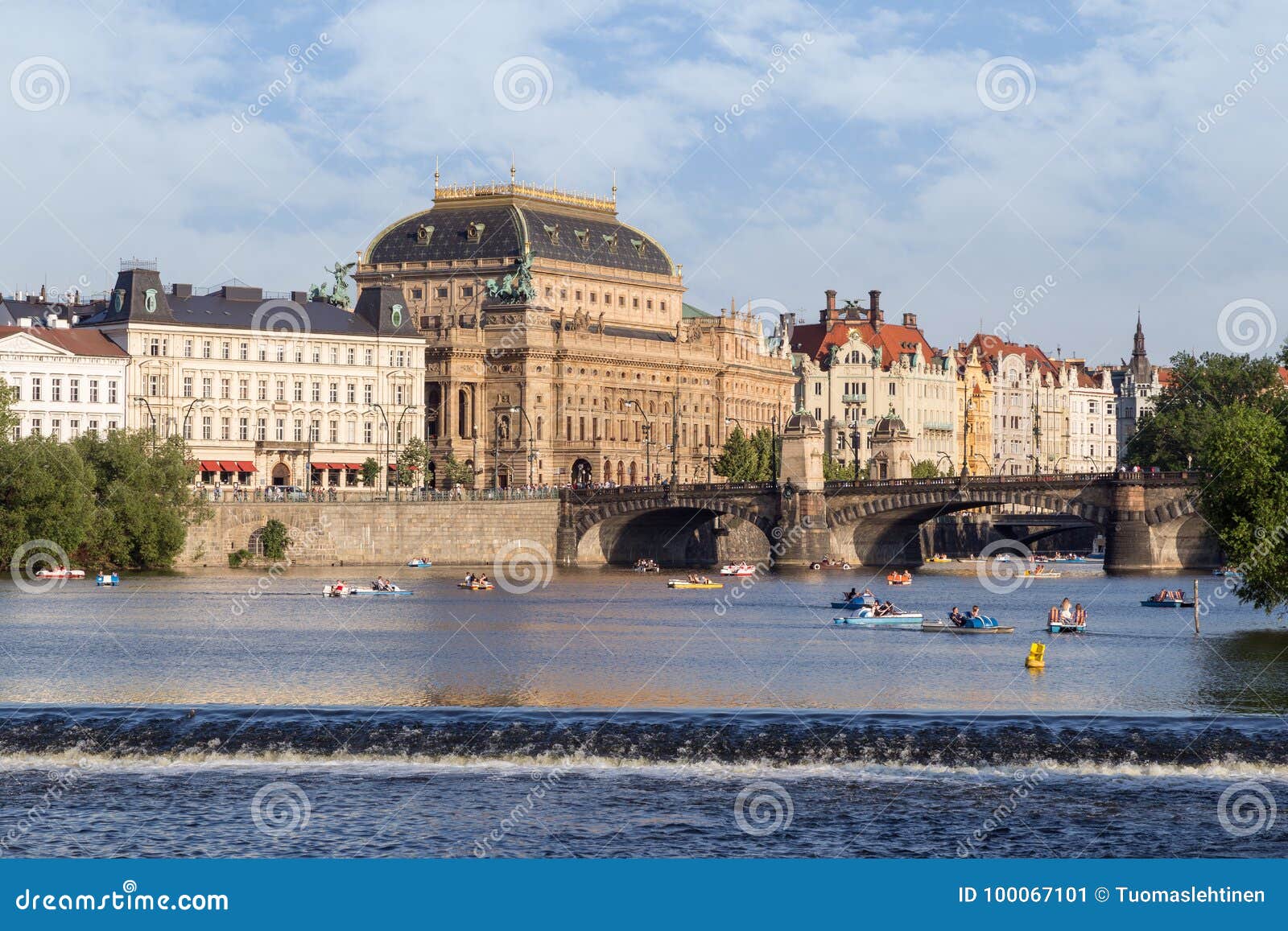 Moldau-Fluss Und -Altbauten in Prag Redaktionelles Foto - Bild von ...