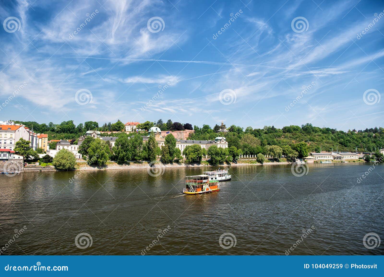 Moldau-Fluss- Und -stadtskyline in Prag, Tschechische Republik ...