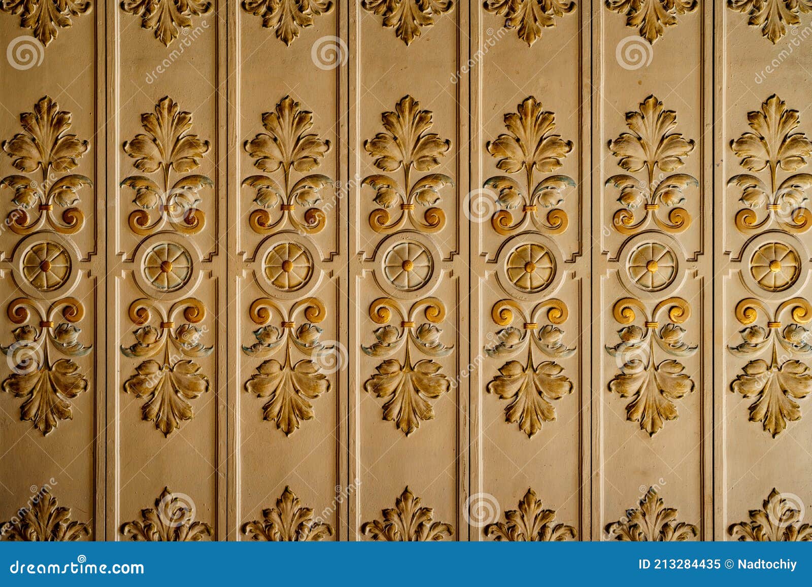 The Molding with Leaf Patterns on the Ceiling is White and Gold. Stock ...