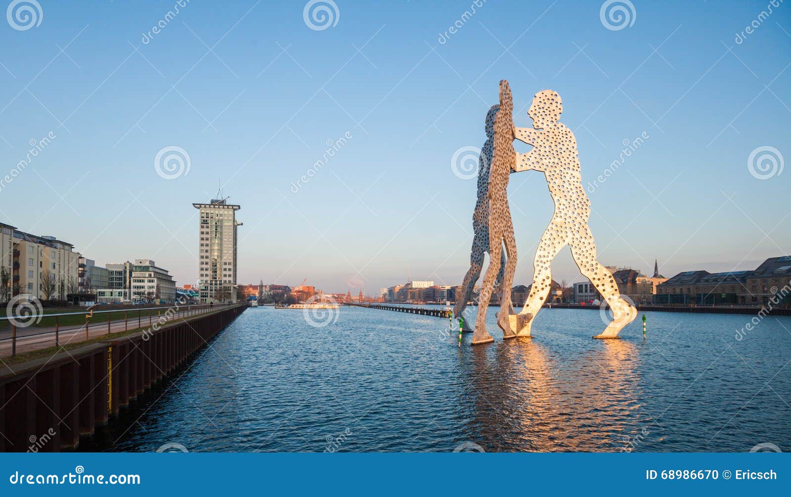 Molecule Man/Men and River Spree, Berlin Editorial Image - Image of ...