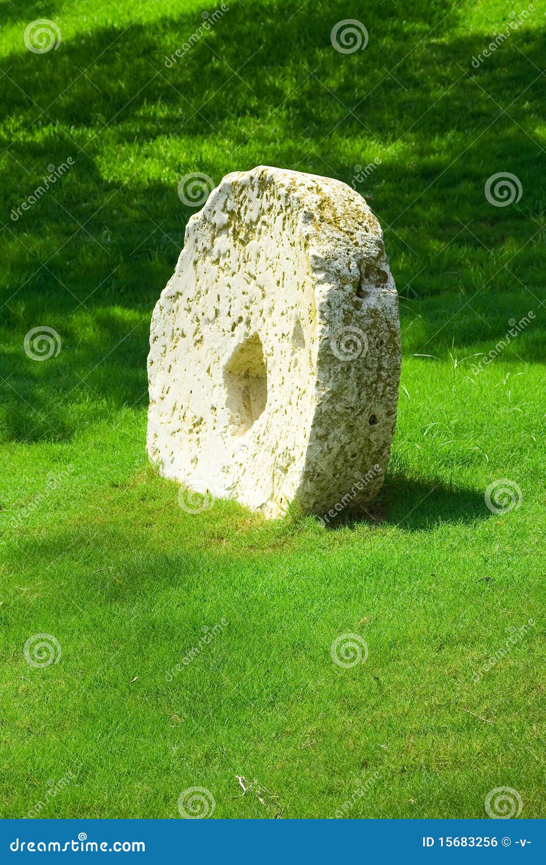 Molensteen stock foto. Image of rotsen, landelijk, rand - 15683256