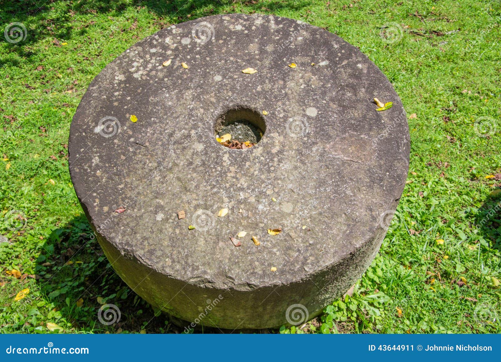 Molensteen stock afbeelding. Image of molenstenen, groen - 43644911