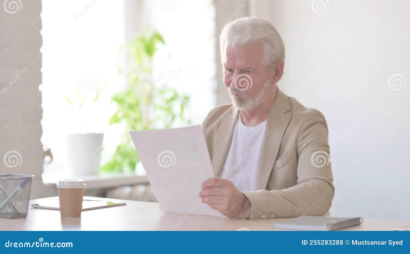 Molesto Ancio Anciano Que Se Siente Molesto Al Leer Documentos Foto de ...