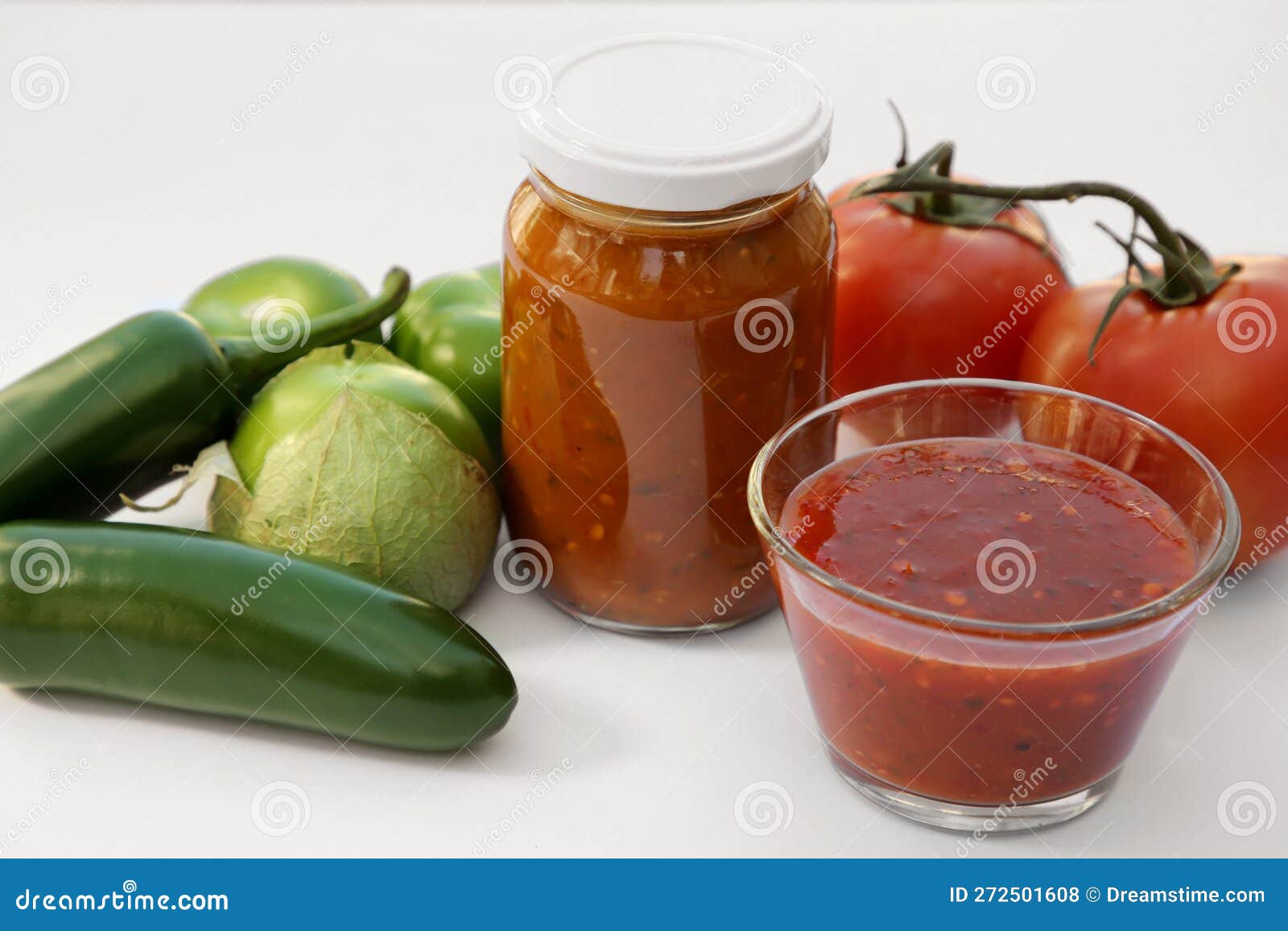 Molho De Salsa Delicioso E Ingredientes Em Fundo Branco Fechado Foto de ...