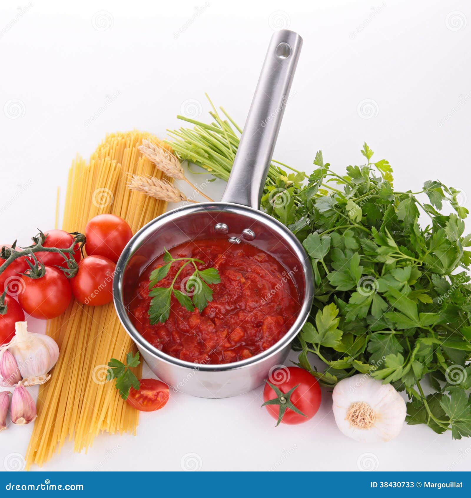 Molho e massa de tomate imagem de stock. Imagem de frescor - 38430733