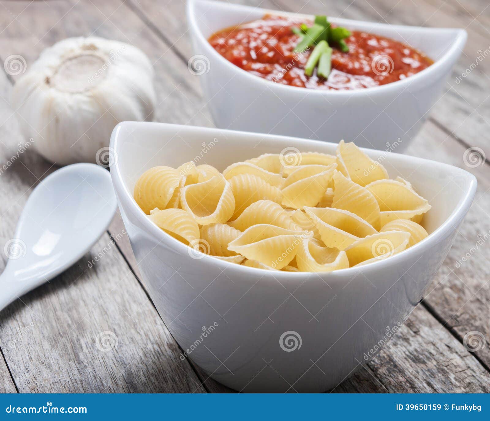 Molho e massa de tomate imagem de stock. Imagem de placa - 39650159