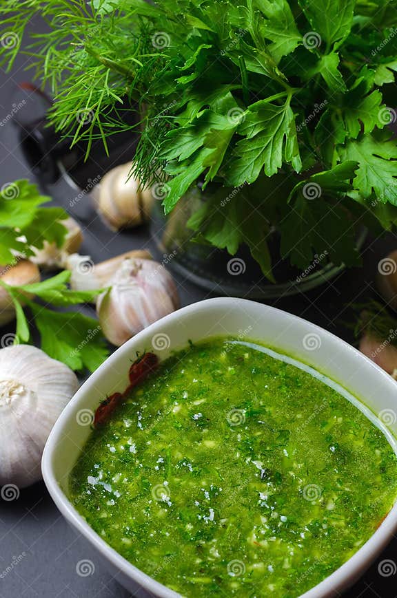 Molho Verde Cru Com Alho, Aneto E Salsa Foto de Stock - Imagem de bacia ...