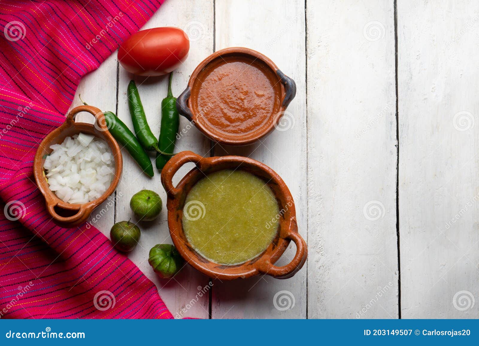 Molho Vermelho E Verde Mexicano Sobre Fundo Branco Imagem de Stock ...