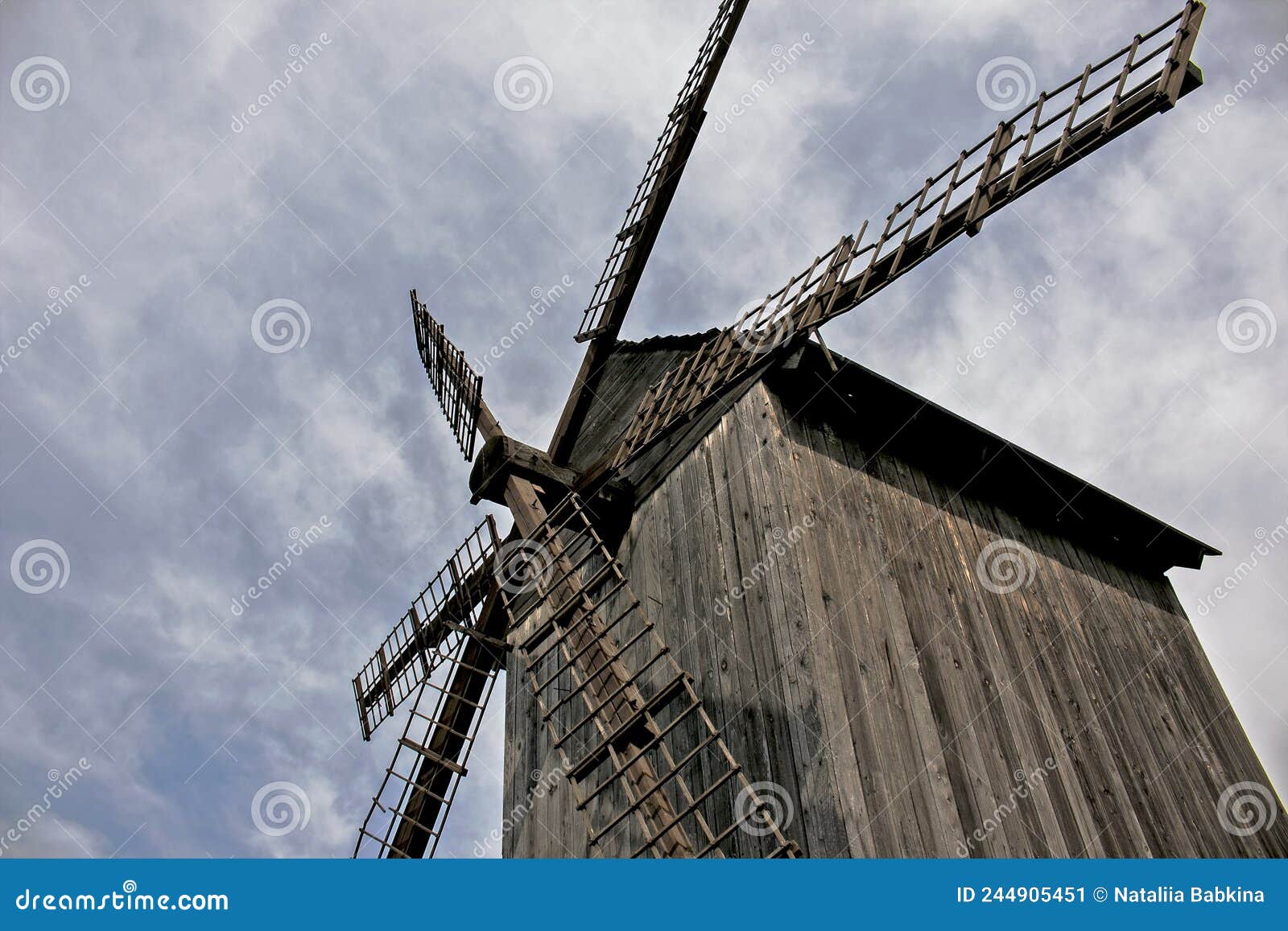 Molino Antiguo De Madera. Molino Medieval. Edificio De Madera Imagen de ...