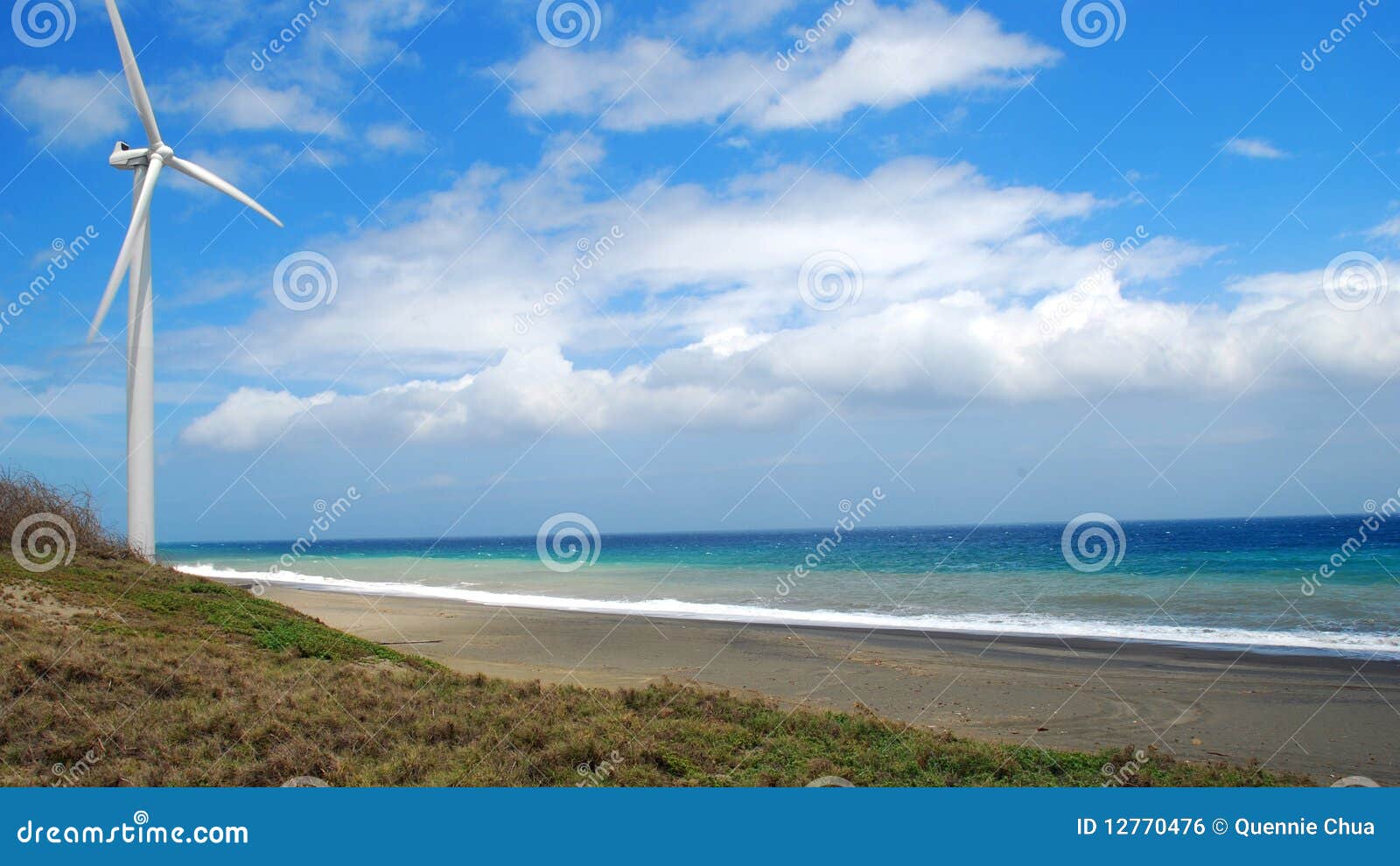 Molino De Viento Moderno En La Playa Foto de archivo - Imagen de ...