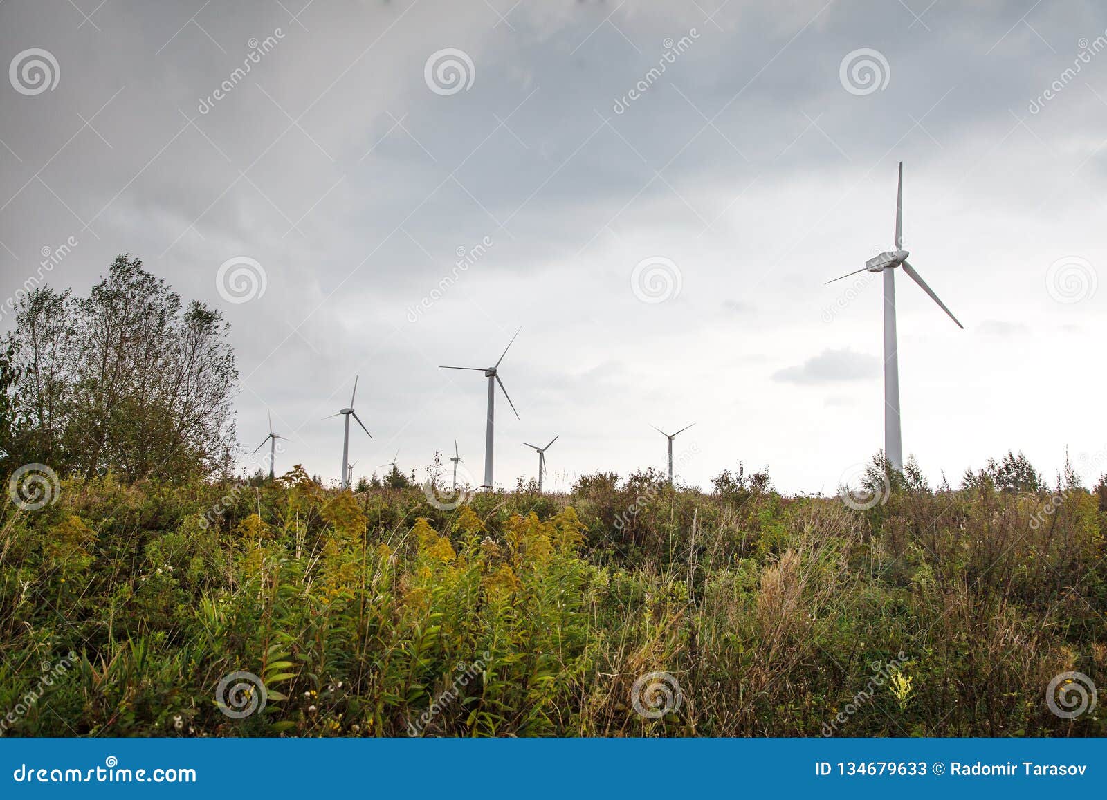 Molinoes De Viento Modernos En El Campo Imagen de archivo - Imagen de ...