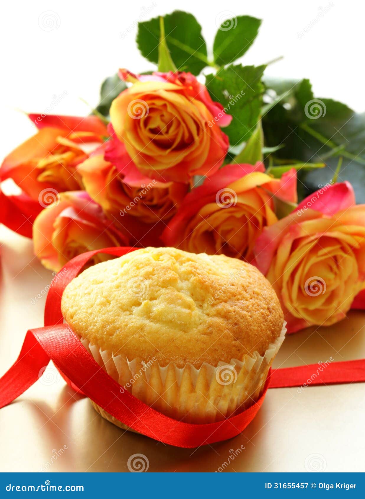 Mollete De La Torta Con Un Ramo De Rosas Imagen de archivo - Imagen de ...