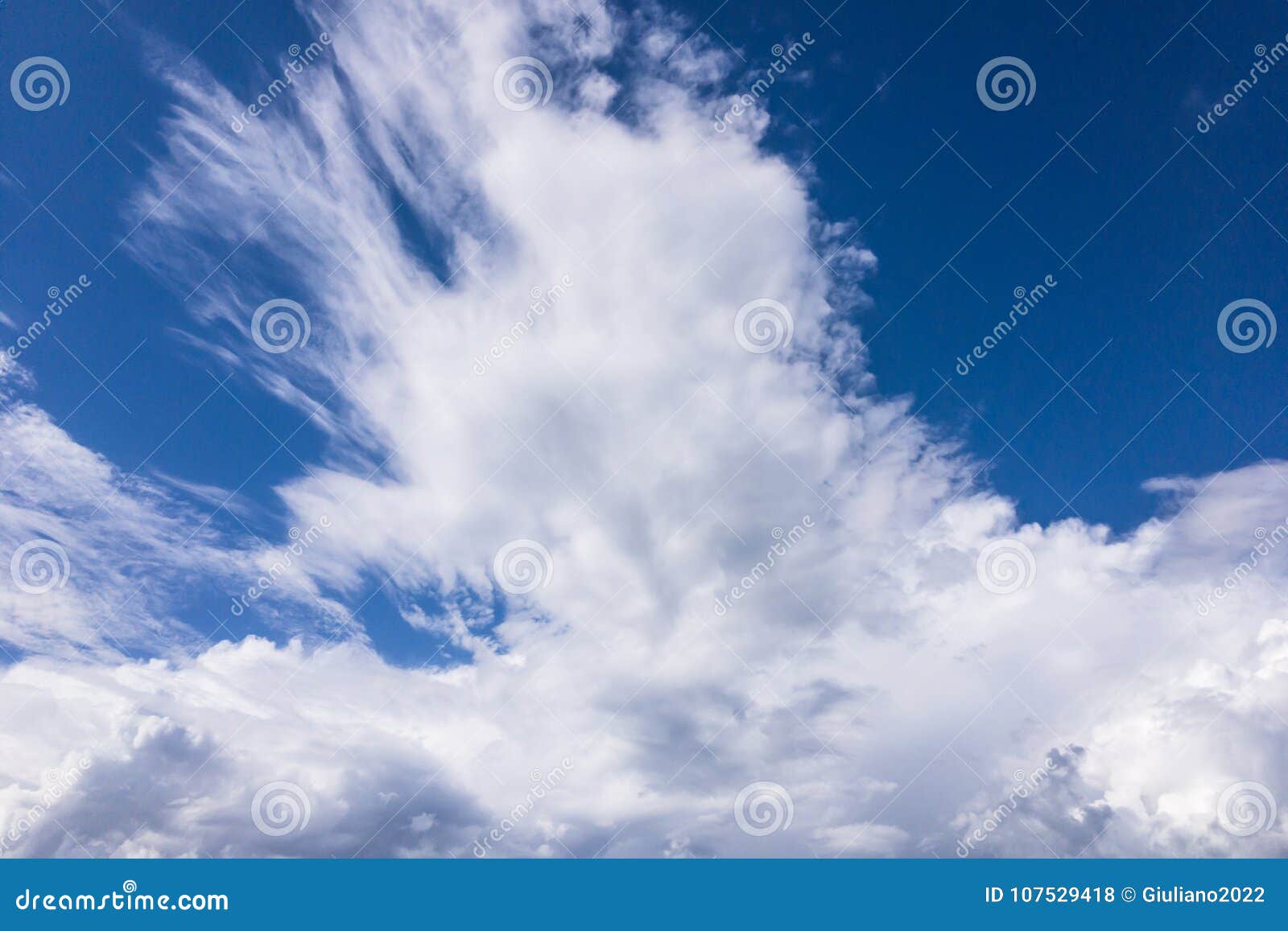 Moln arkivfoto. Bild av vitt, vatten, himmel, oklarhet - 107529418