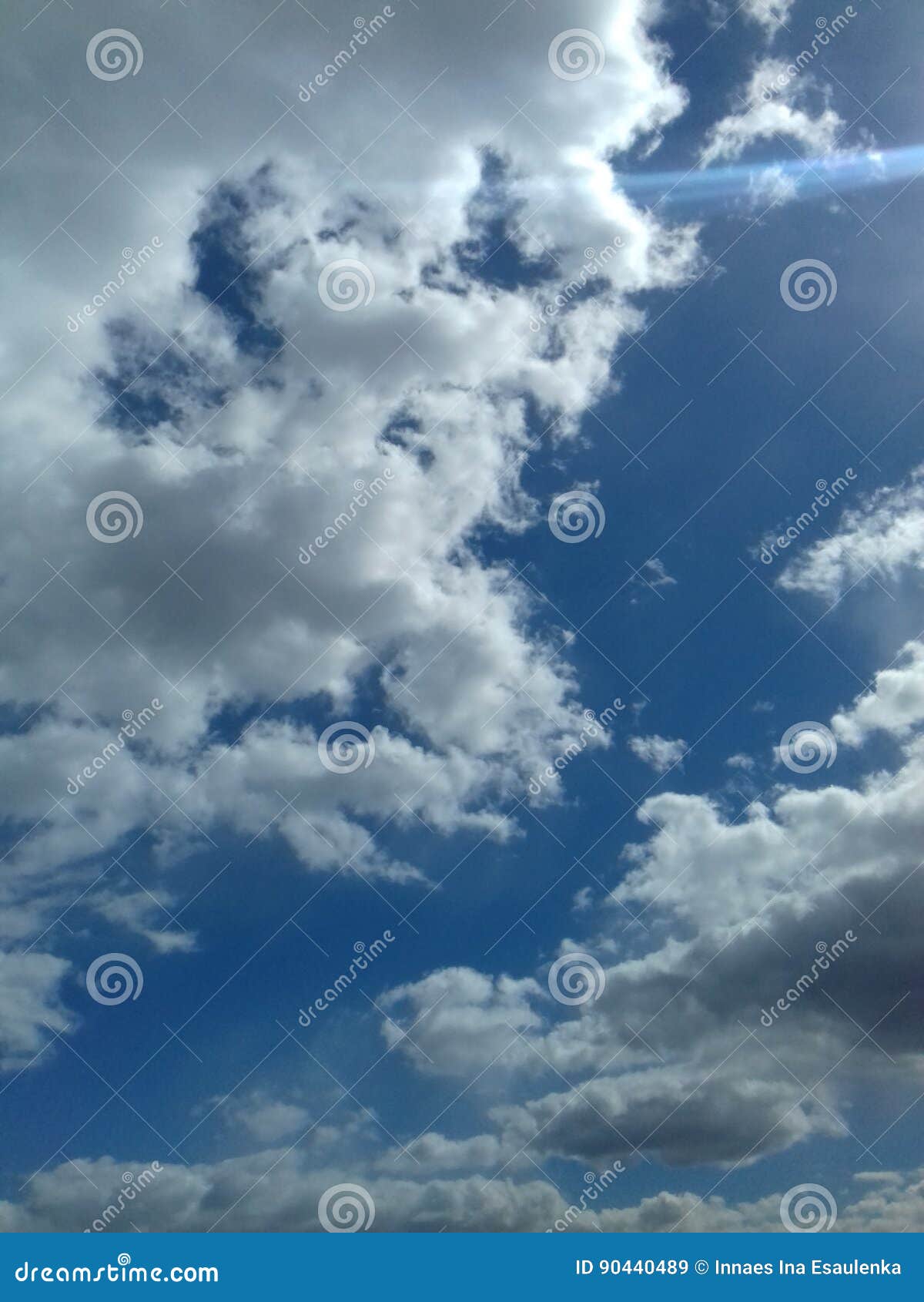 Moln fotografering för bildbyråer. Bild av vitt, emot - 90440489