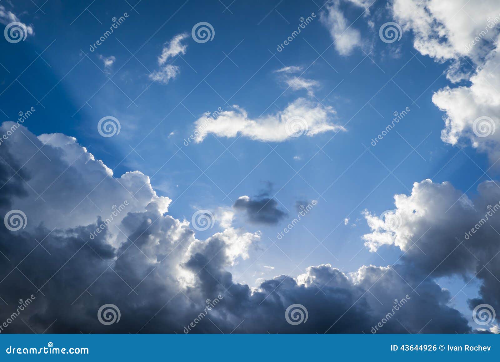 Moln med solsken arkivfoto. Bild av solsken, härlig, oklarheter - 43644926