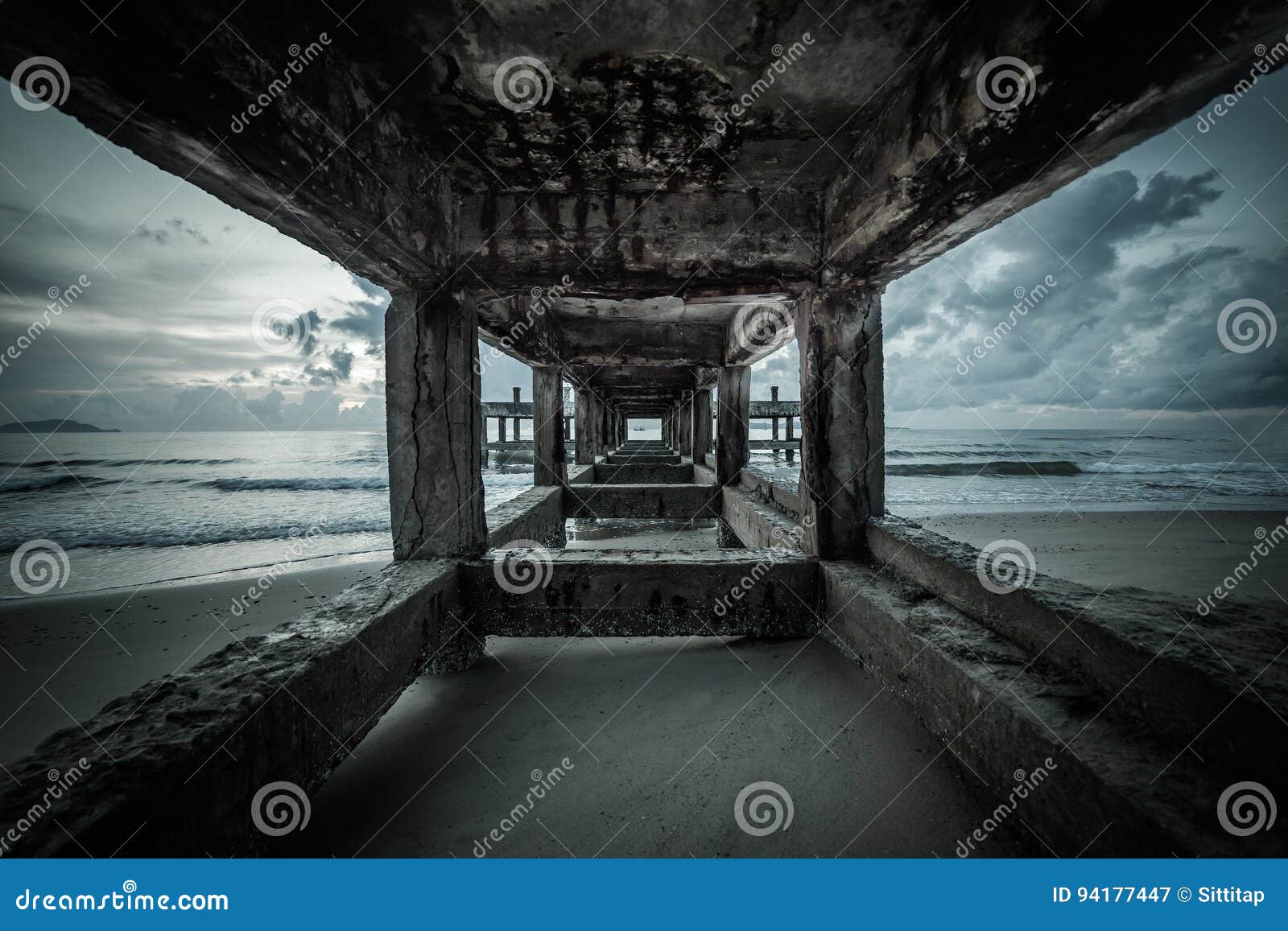 Molo Concreto Lungo Il Lato Al Mare Immagine Stock - Immagine di ...