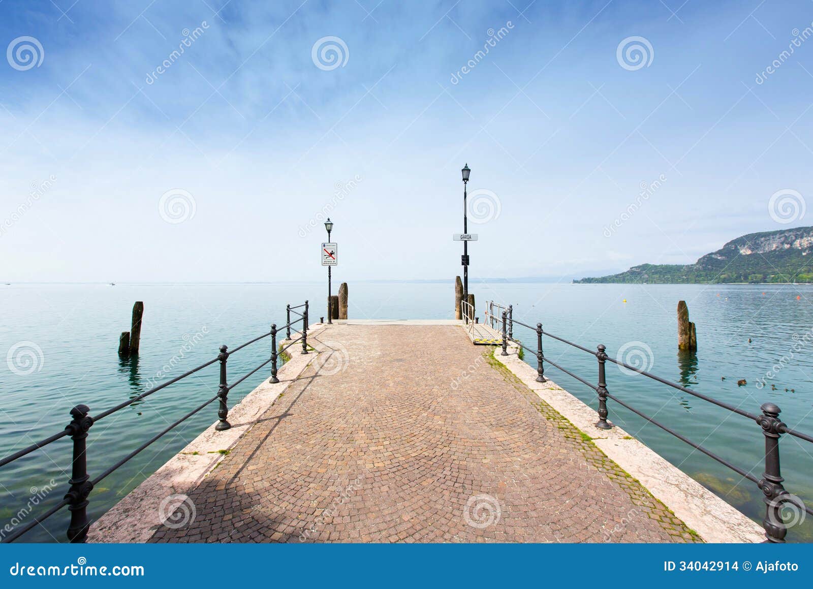 Molo w Lago Di Garda zdjęcie stock. Obraz złożonej z most - 34042914