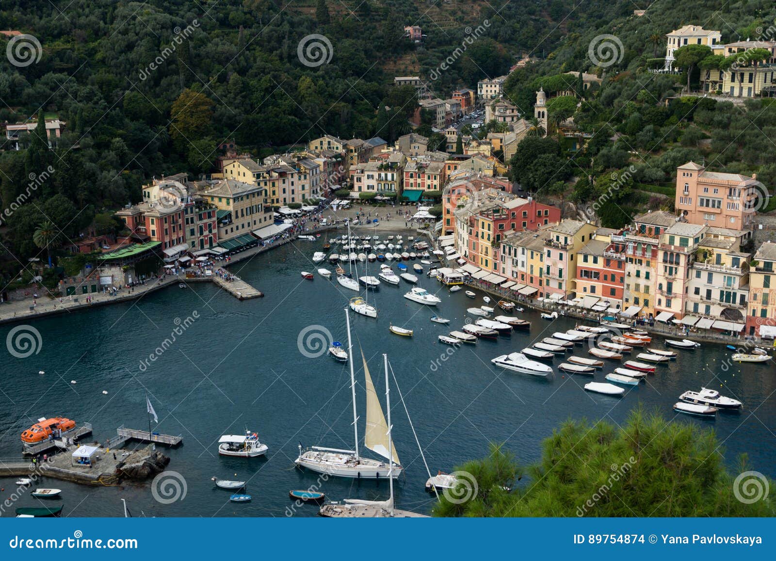 Molte Barche Nella Baia Del Mar Ligure Immagine Stock Editoriale ...