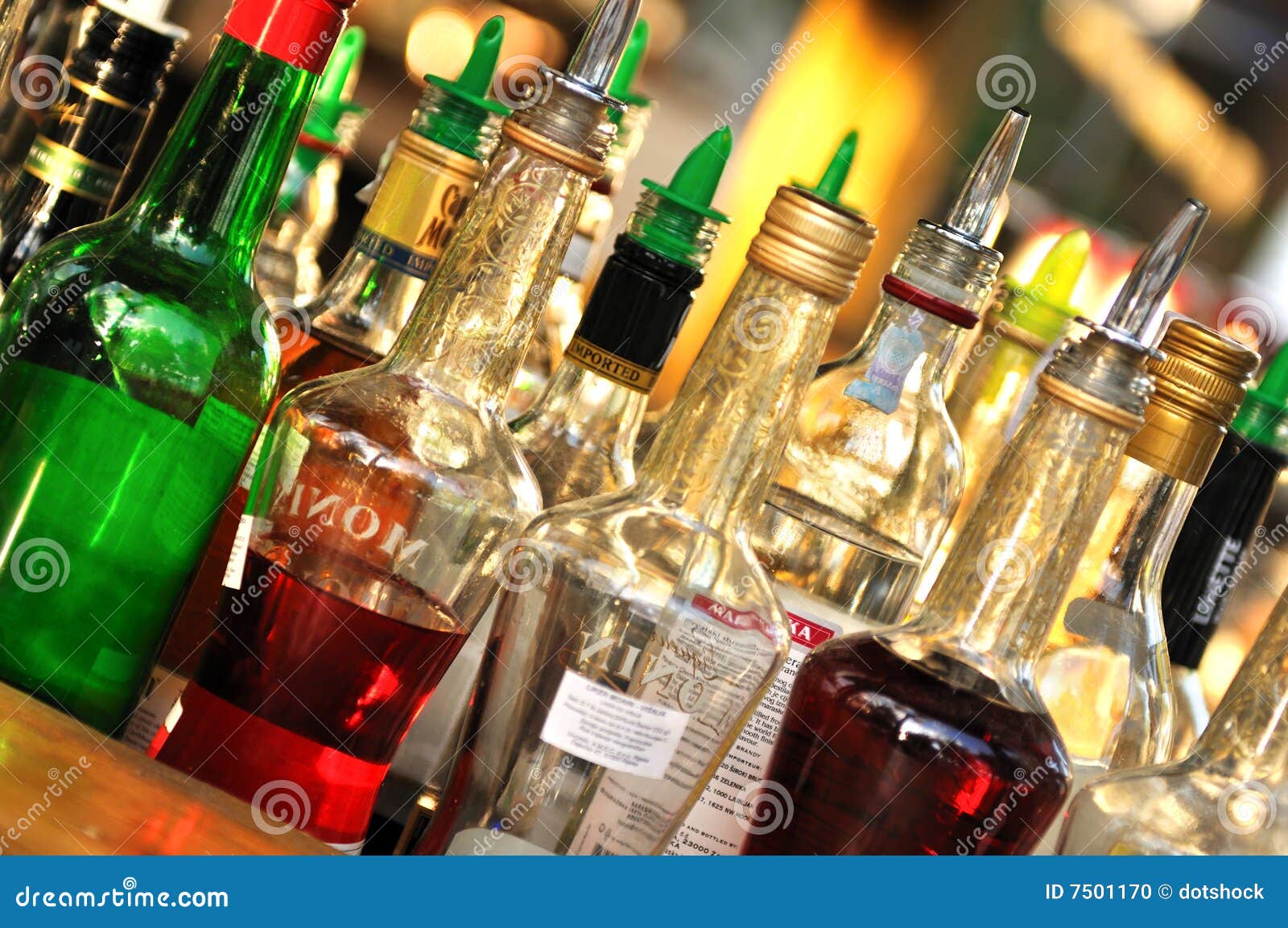 Molte bottiglie di alcool fotografia stock. Immagine di potato - 7501170